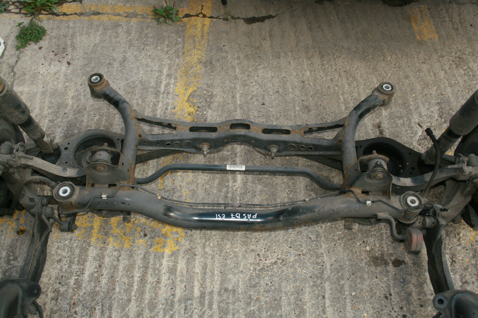 VW Passat B7 2012 170 TDI DSG Sliter insida däck bak